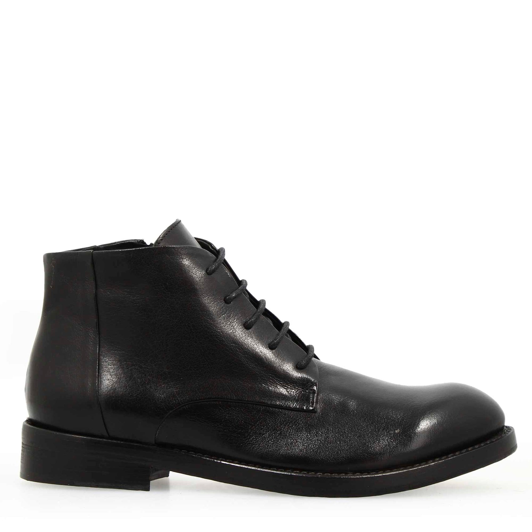 Medium diver men's amphibious boot in black washed leather